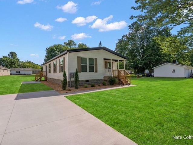 720 Park St, Howard City, MI 49329