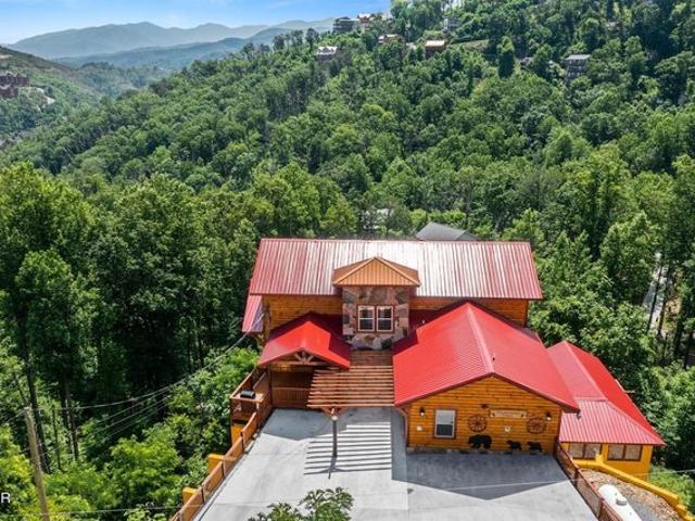 720 Pinecrest Dr, Gatlinburg, TN 37738