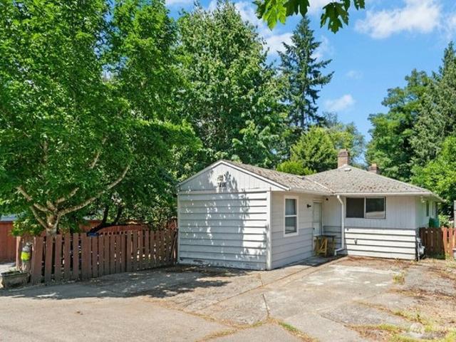 7218 NE 155th St, Kenmore, WA 98028