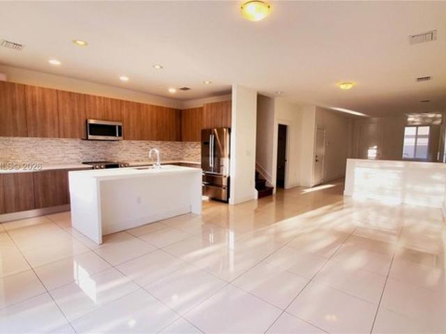 7210 NW 103rd Path, Doral, FL 33178