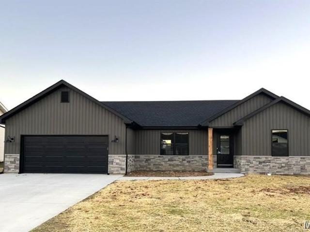 721 Pleasant Valley Dr, Godfrey, IL 62035