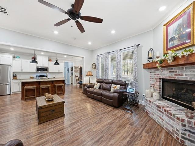 7222 Neches St, Athens, TX 75752