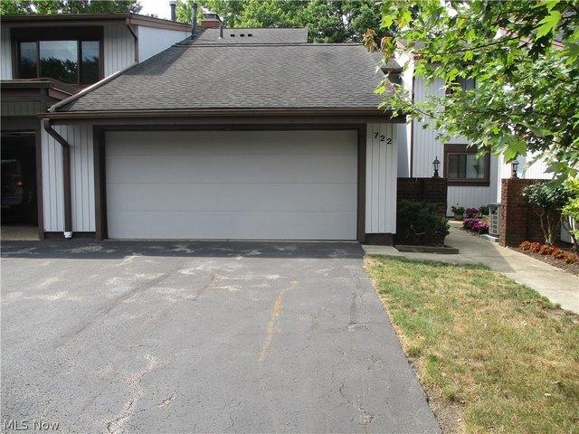 722 Tinkers Ln, Sagamore Hills, OH 44067