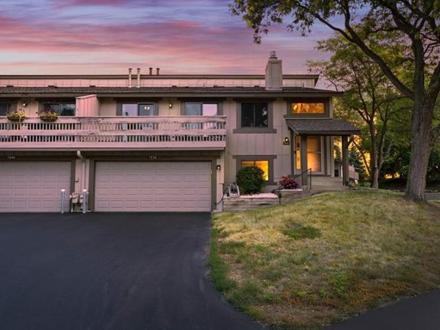 7232 Woodstock Curv, Bloomington, MN 55438