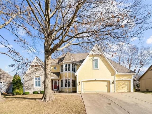 723 NW High Point Dr, Lee's Summit, MO 64081
