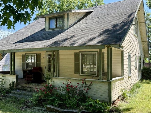 723 S Spring St, Grove, OK 74344