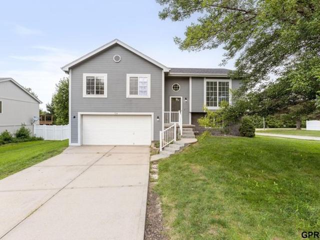 724 Clearwater Dr, Papillion, NE 68046