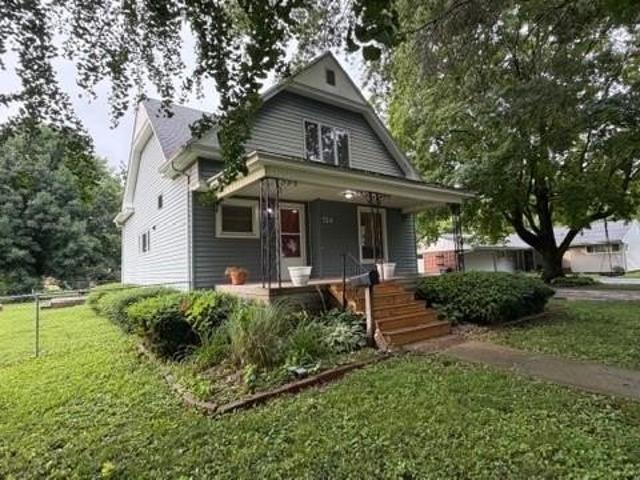 724 E Jackson Ave, Chrisman, IL 61924