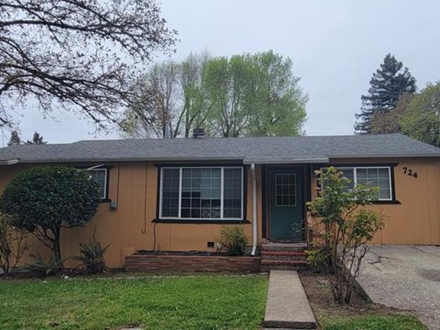 724 NE Laurance St, Myrtle Creek, OR 97457