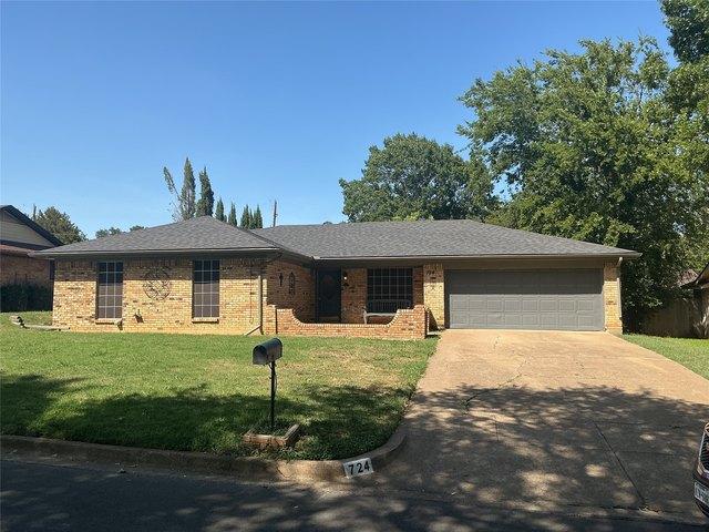 724 NW Barbara Ln, Burleson, TX 76028