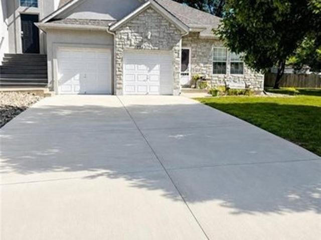 724 S Woodson Ln, Gardner, KS 66030