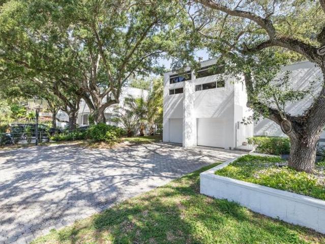 7251 165th St SW, Palmetto Bay, FL 33157