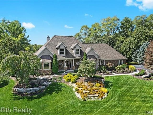 7253 Summit Rdg, Hamburg Township, MI 48116