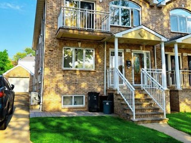 725 126th St, College Point, NY 11356