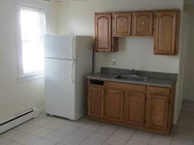 $725 / 1br Cozy one bedroom, hardwood floors, parking, common laundry!