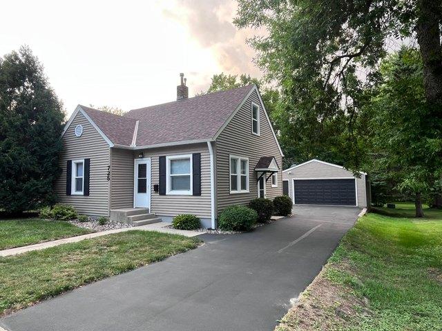 725 4th Ave SW, Hutchinson, MN 55350