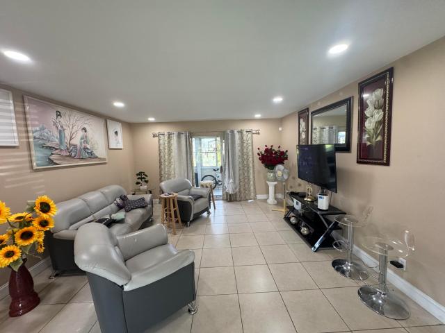 725 Lori Dr, Unit 107, Palm Springs, FL 33461 | MLS #R11147