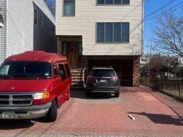 725 N 8th St Newark, NJ 07107