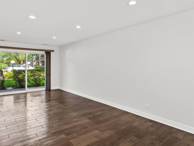 725 W Huntington Commons Road # 104
