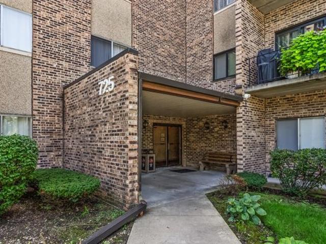 725 W Huntington Commons Rd Apt 104, Mount Prospect, IL 60056