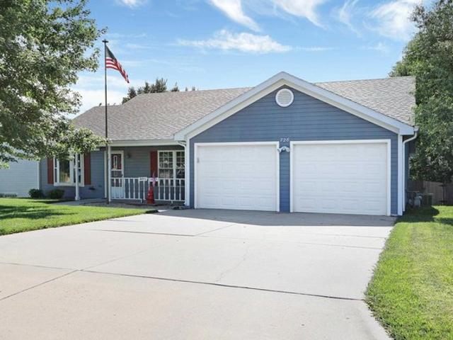 726 Brentwood Ct, Junction City, KS 66441
