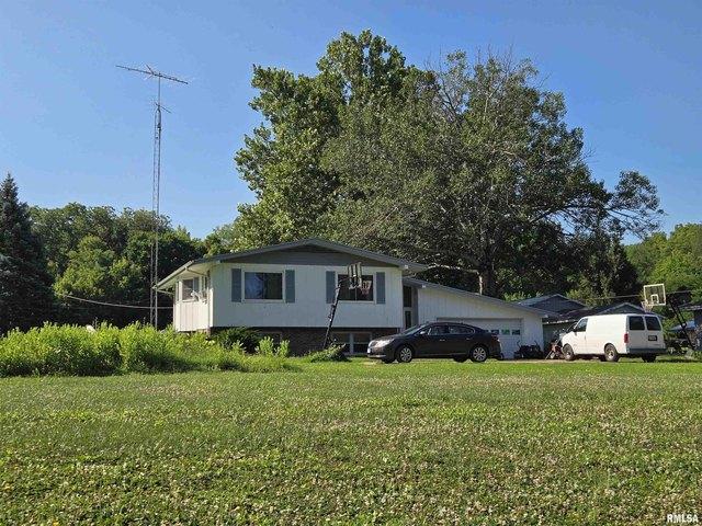 726 E 1st St, Dallas City, IL 62330