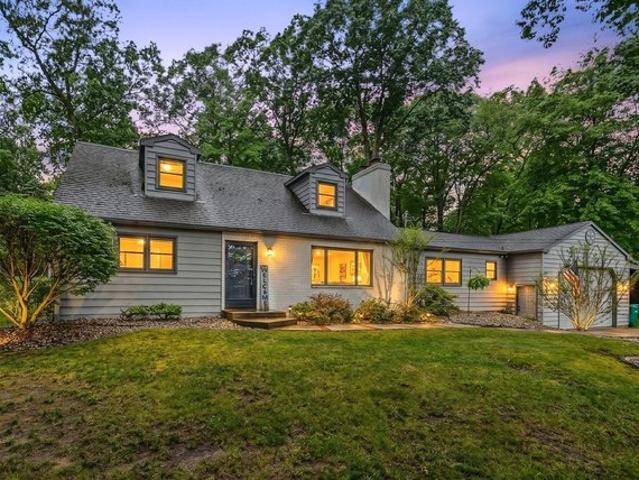 726 Lakeview Dr, Portage, MI 49002