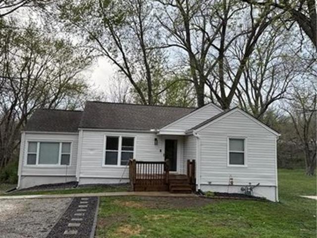 726 Lakewood Rd, Bonner Springs, KS 66012