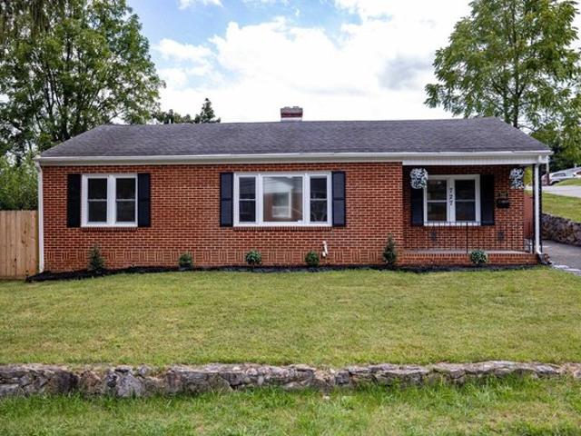 727 Cherry Hill Dr, Staunton, VA 24401