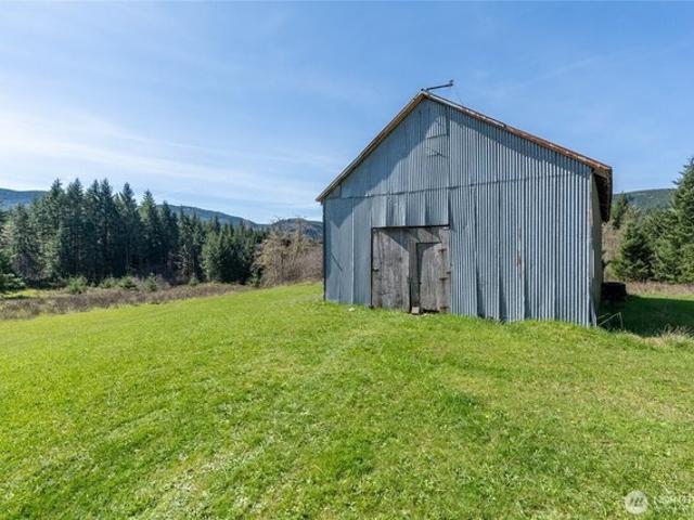 727 Greenwood Rd, Kalama, WA 98625