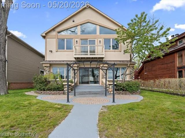 727 McDougal Dr, Waterford Township, MI 48327