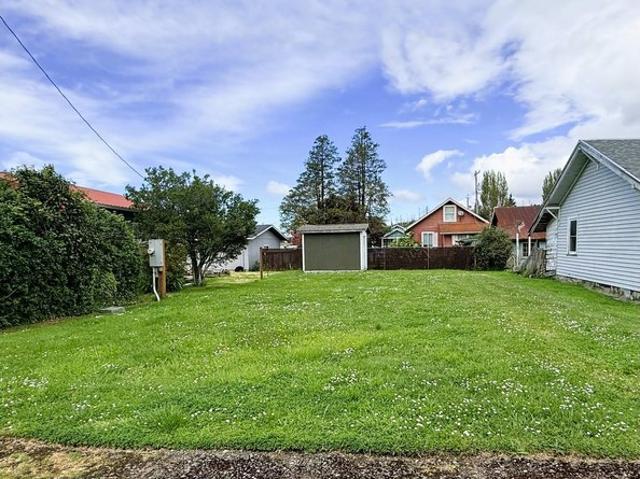 727 Myrtle Ave, Reedsport, OR 97467