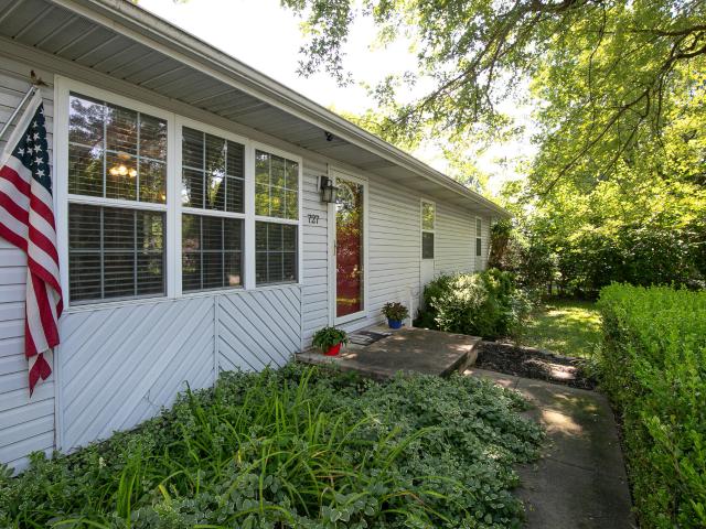 727 W Hughs Street