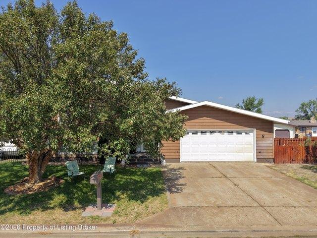 728 12th St W, Dickinson, ND 58601