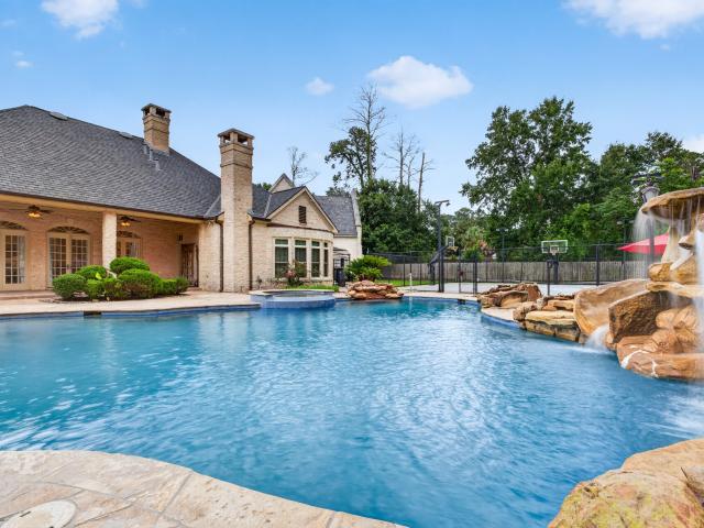 728 Crestbend Drive