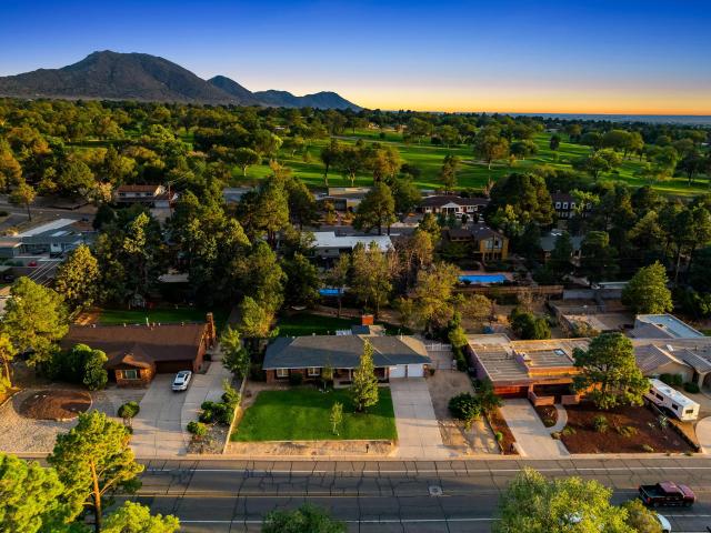 728 Stagecoach Road SE