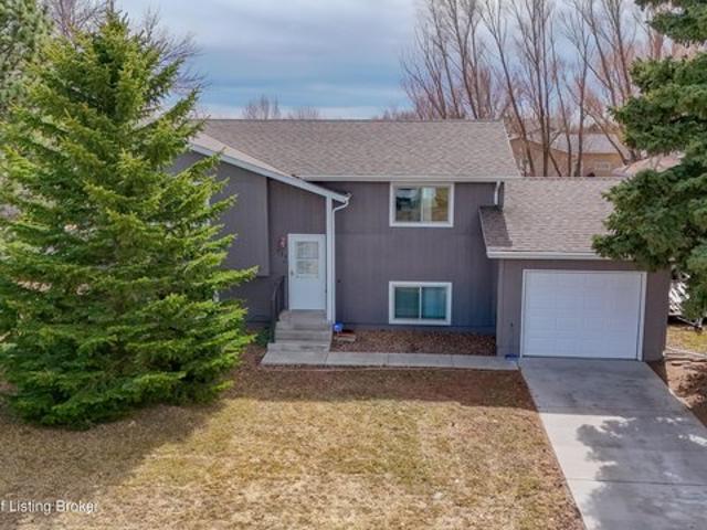 729 28th St W, Dickinson, ND 58601