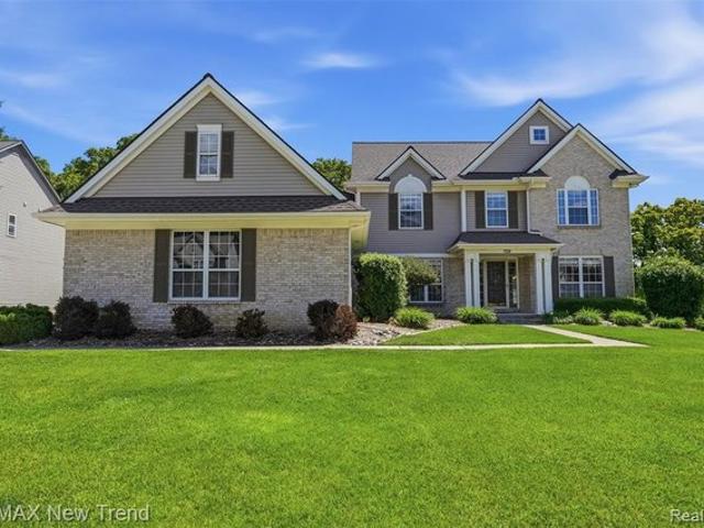 729 Akehurst Ln, White Lake, MI 48386