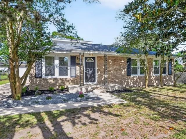 729 Loggins Dr, West Columbia, TX 77486