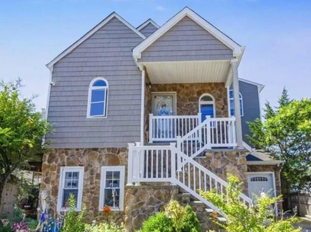729 S 9th St, Lindenhurst, NY 11757