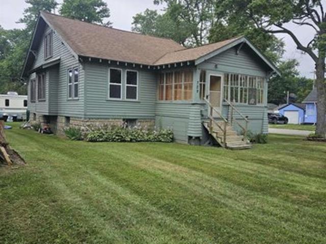 729 Smith St, Algonac, MI 48001