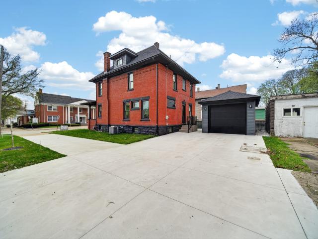729 W 9TH Street