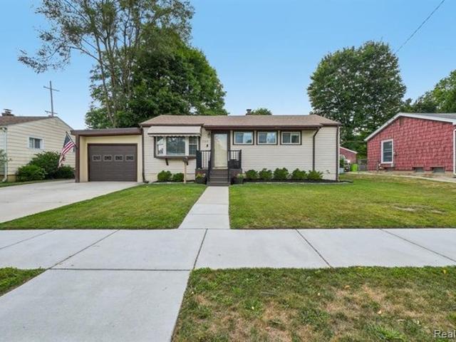 729 Woodbine Dr, Fenton, MI 48430