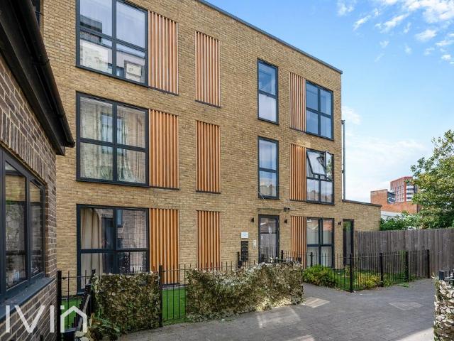 72 78 Frith Road, Croydon CR0 2 bed flat to rent £1,550 pcm £358 pw
