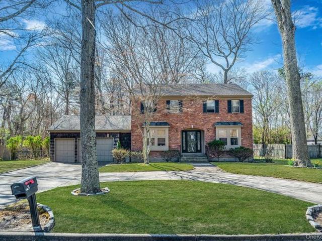 72 W Dennis Ln, Coram, NY 11727