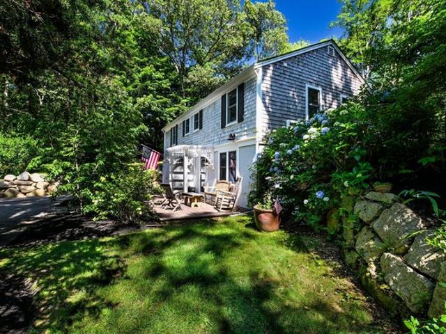 72 Benjamin Nyes Ln, Falmouth, MA 02540