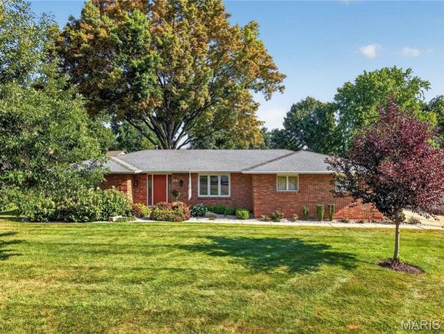 72 Champagne Dr, Lake Saint Louis, MO 63367