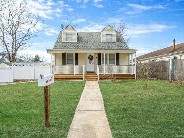 72 Crown St, Deer Park, NY 11729