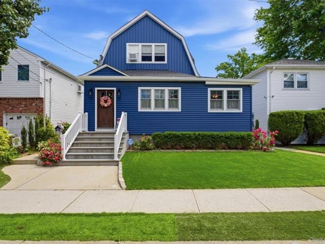 72 E Hitchcock Ave, Floral Park, NY 11001