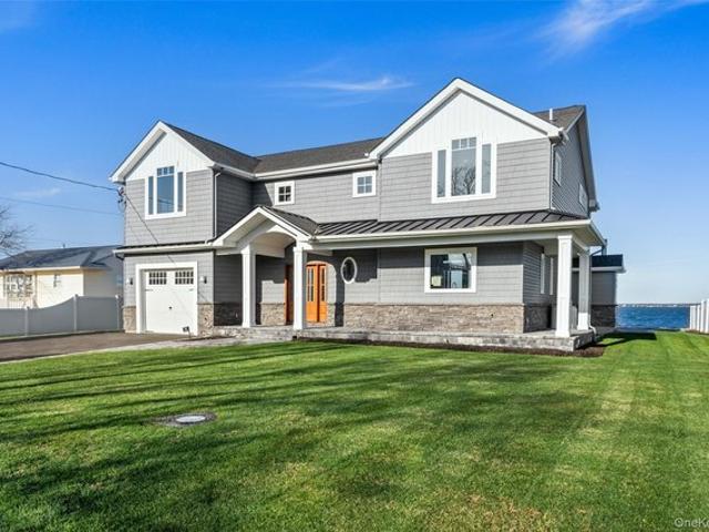 72 Grandview Dr, Shirley, NY 11967